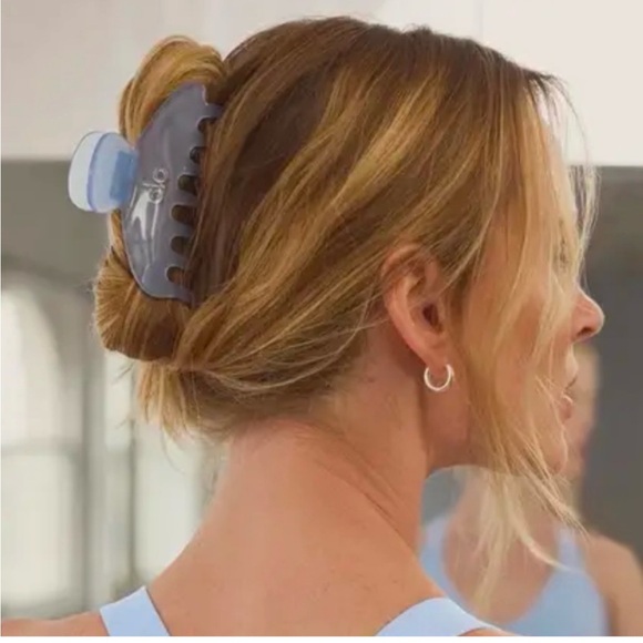 ALO Yoga | Accessories | Alo 9s Claw Clip Seashell Blue Nwt | Poshmark